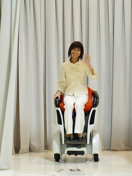 Toyota unveils robotic personal transport unit – Newlaunches